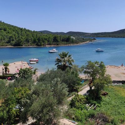 Pirovac II beach 🏖️ Šibenik-Knin, Croacia - características detalladas ...